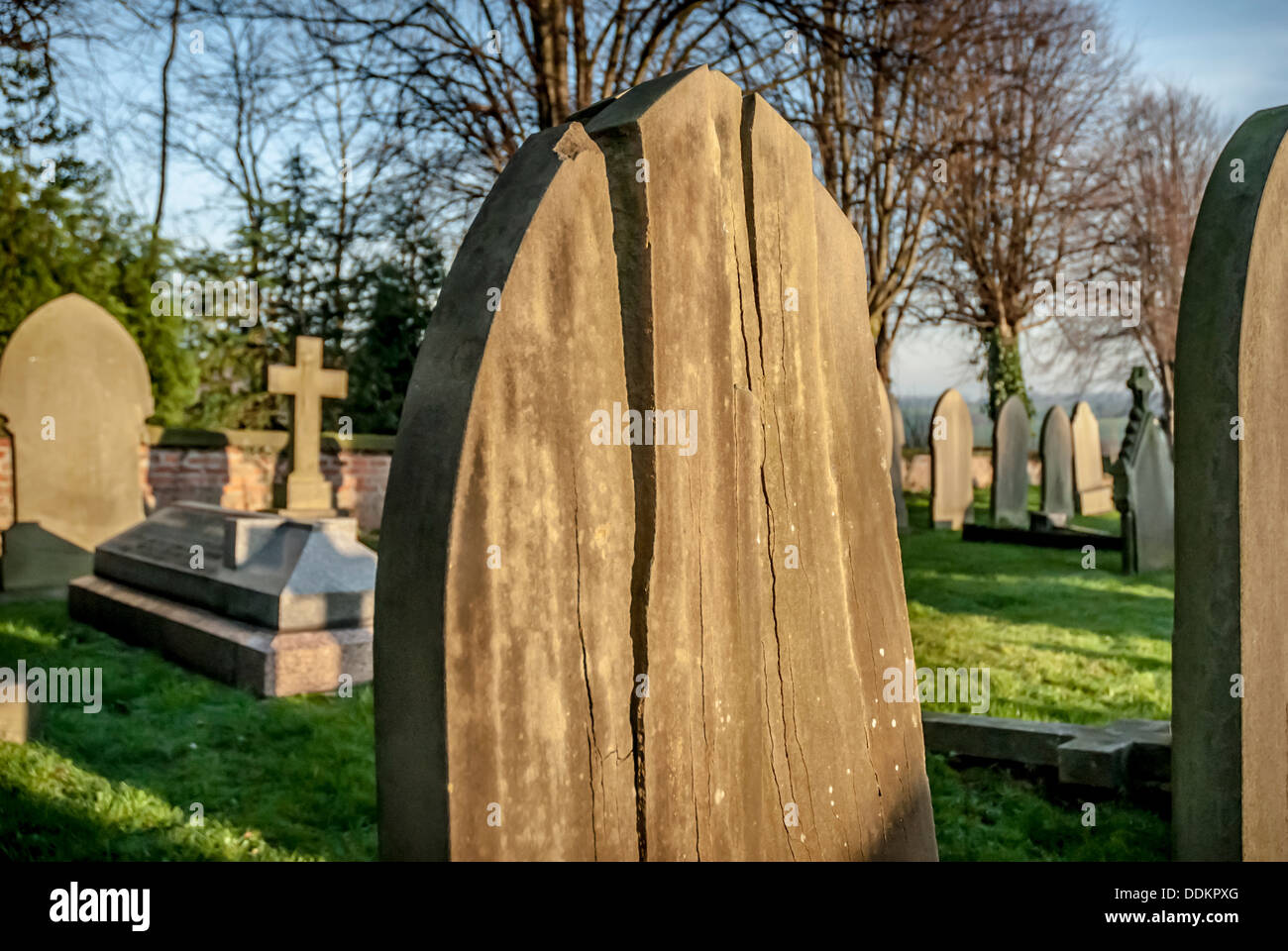Cracked headstone hi-res stock photography and images - Alamy