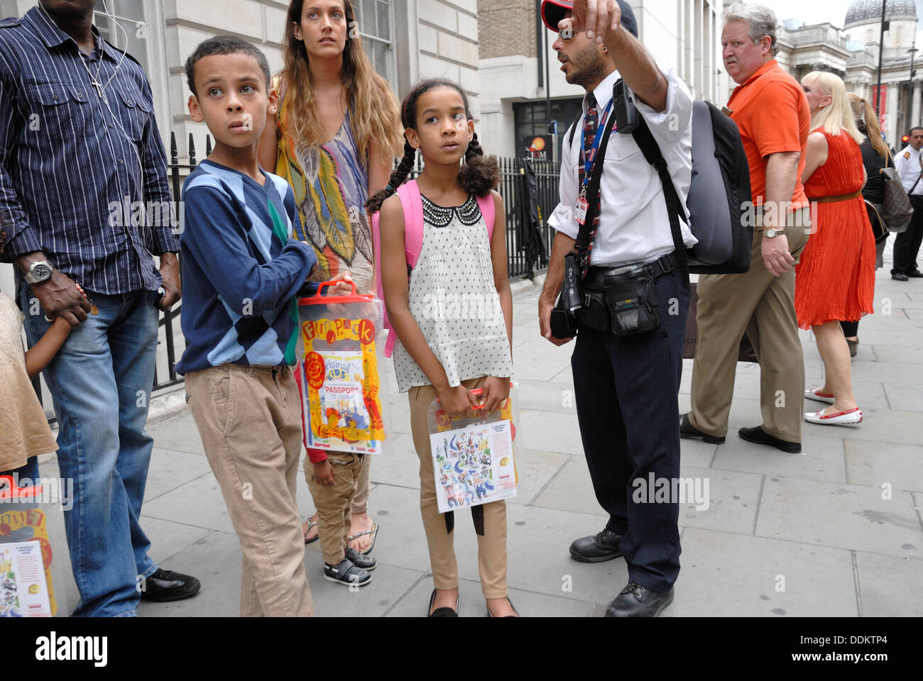 London, England, UK. Family being given directions Stock Photo - Alamy