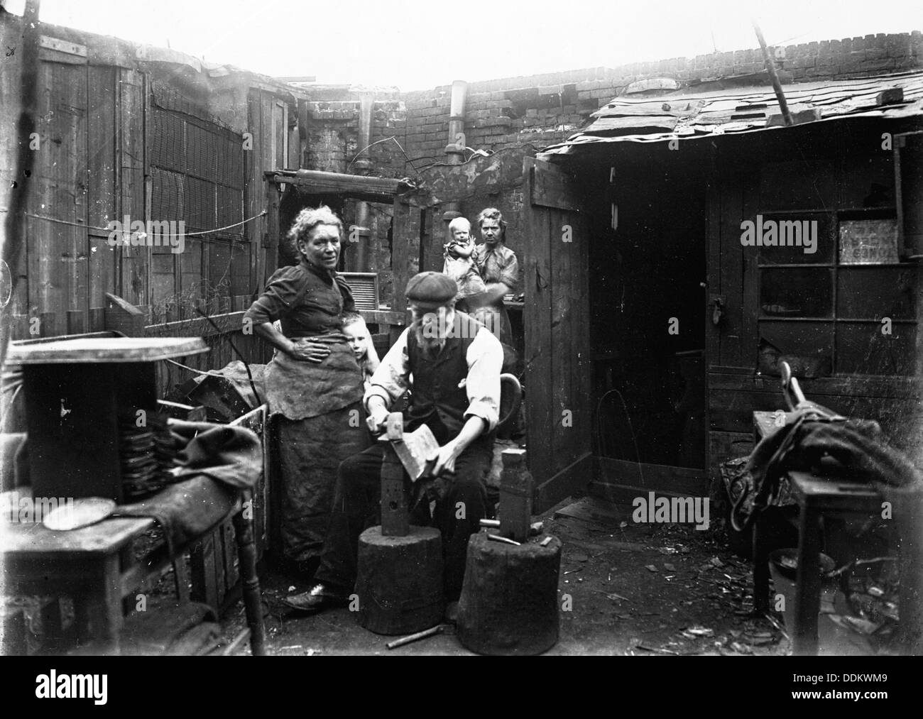 1900s london poverty Black and White Stock Photos & Images - Alamy