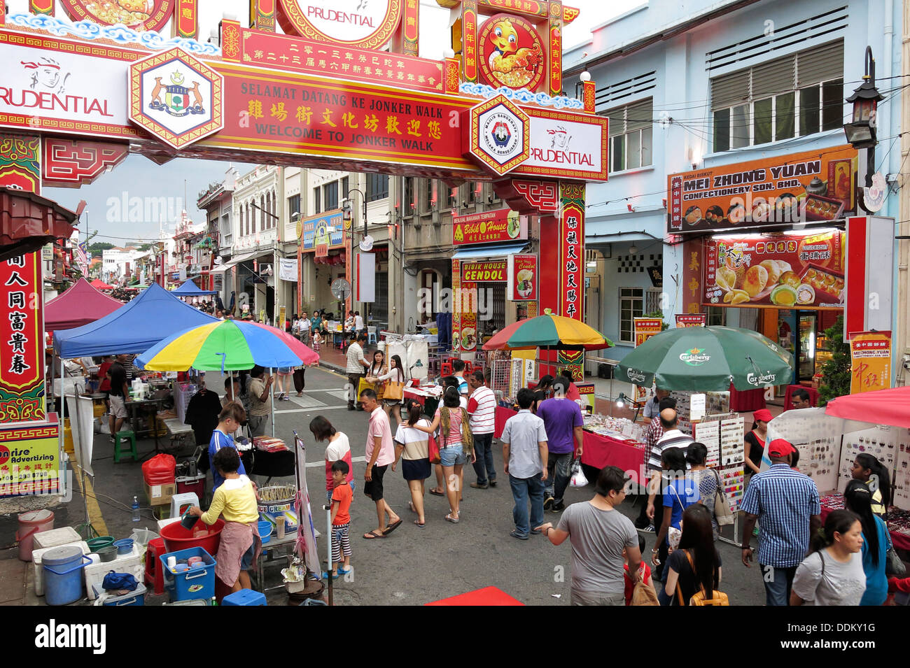 Poeple shopping and walking at Jonker Street market in Chinatown ...