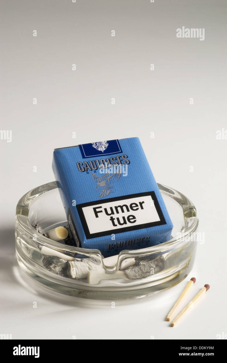 Health warning cigarette pack hi-res stock photography and images - Alamy