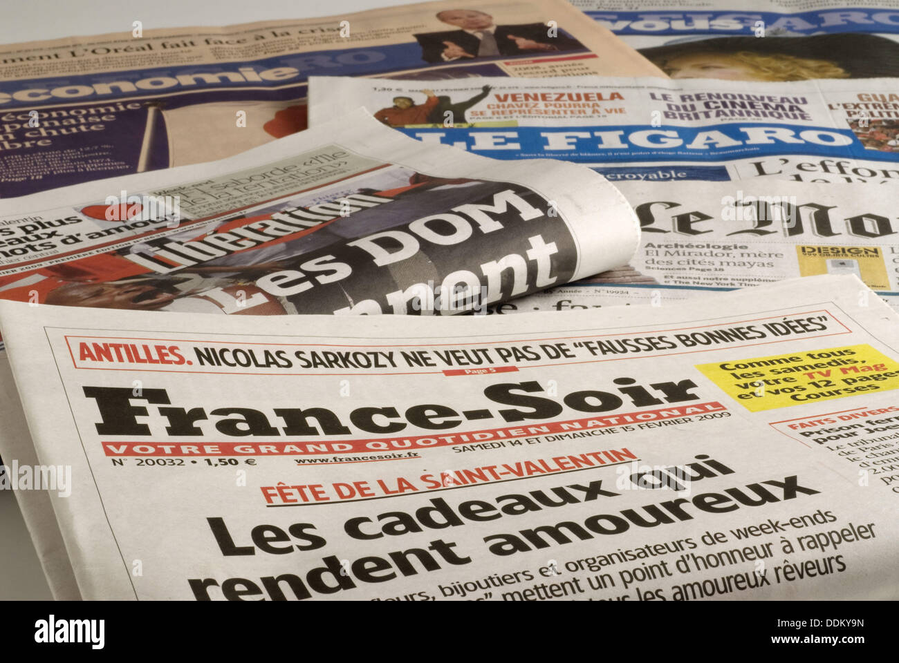French newspapers figaro monde hi-res stock photography and images - Alamy