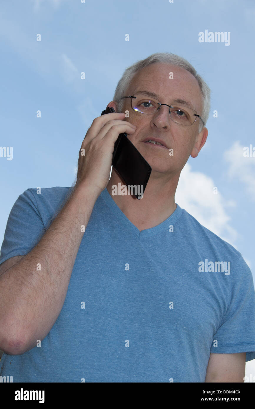 Man using mobile phone relaxing hi-res stock photography and images - Alamy