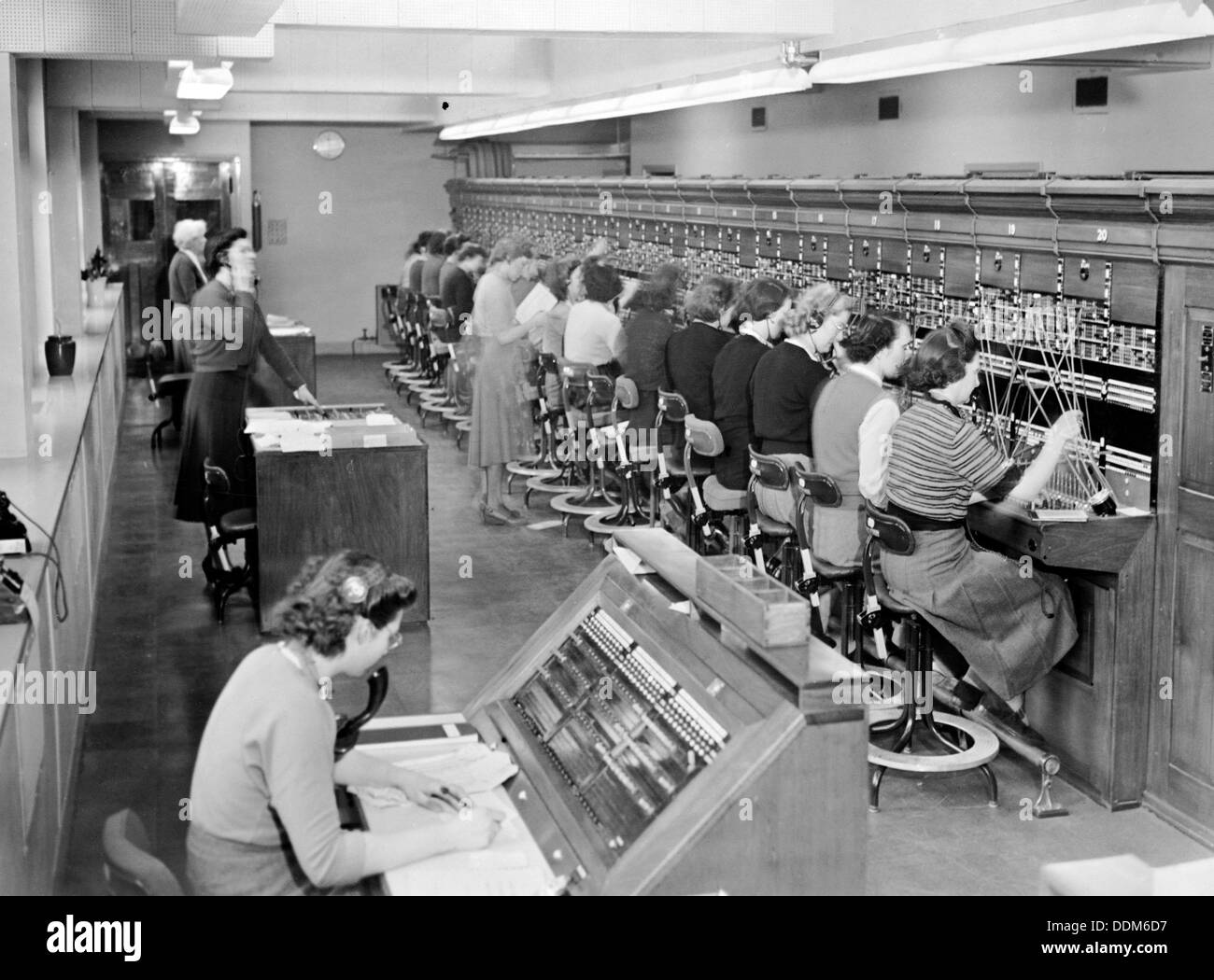 1950s telephone operator hi-res stock photography and images - Alamy