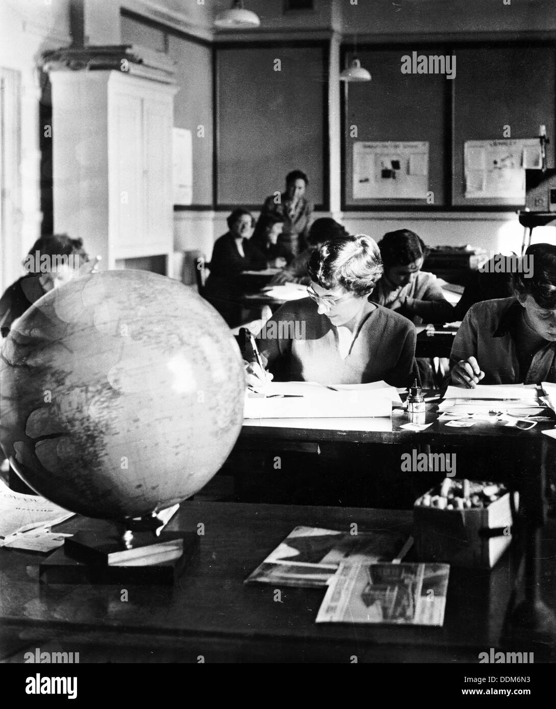 Classroom 1970s hi-res stock photography and images - Alamy