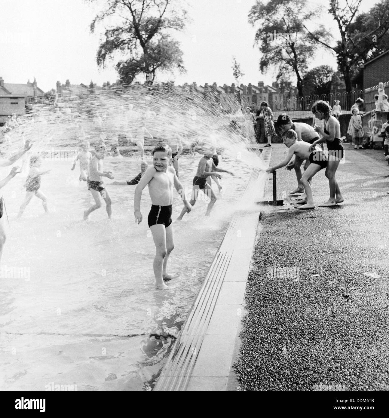 Paddling pool 1950s hi-res stock photography and images - Alamy