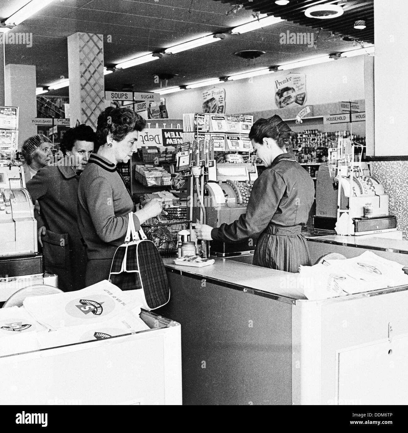 Supermarket cashier 1950s hi-res stock photography and images - Alamy