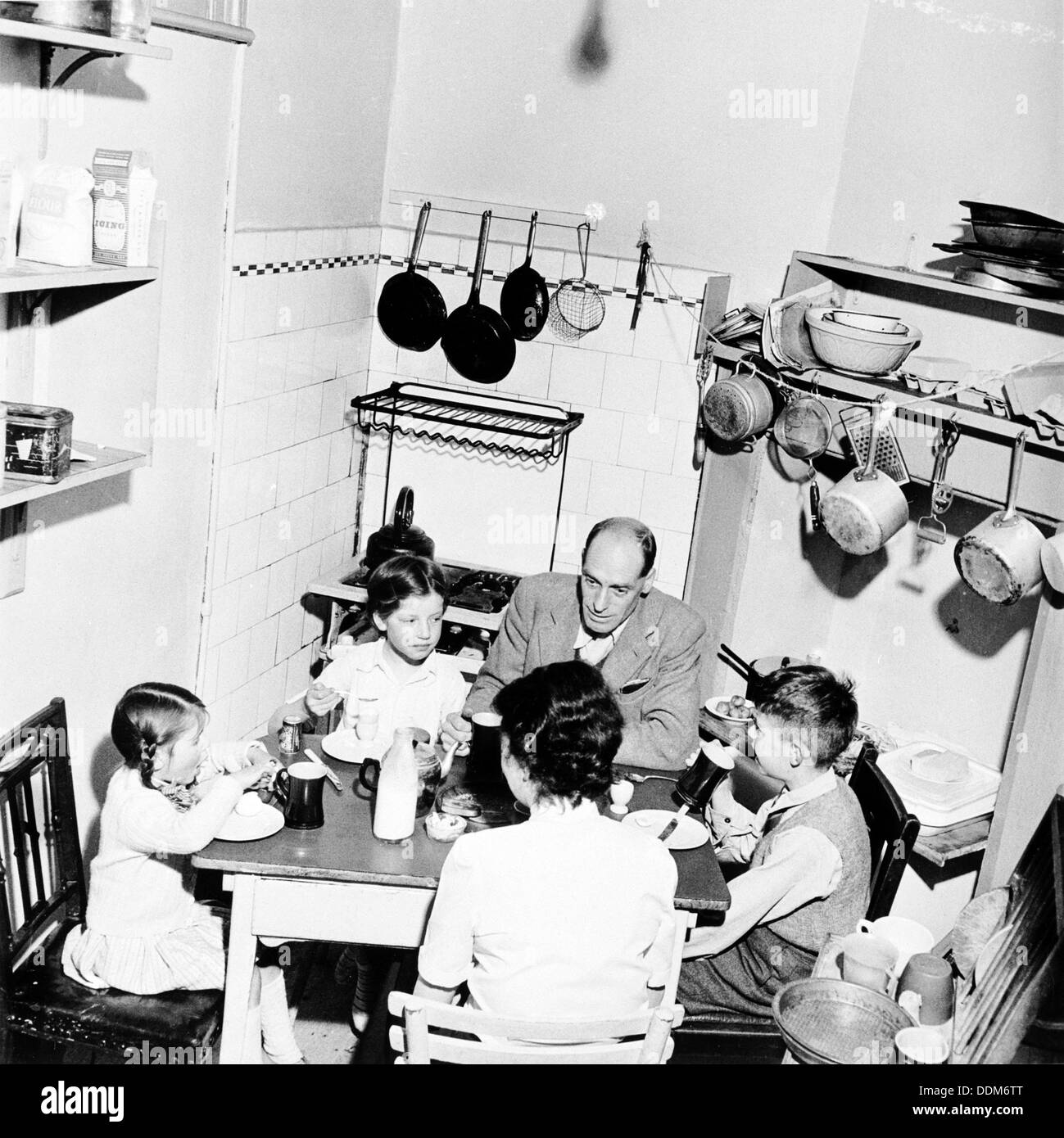 1950s family life and england hi-res stock photography and images - Alamy