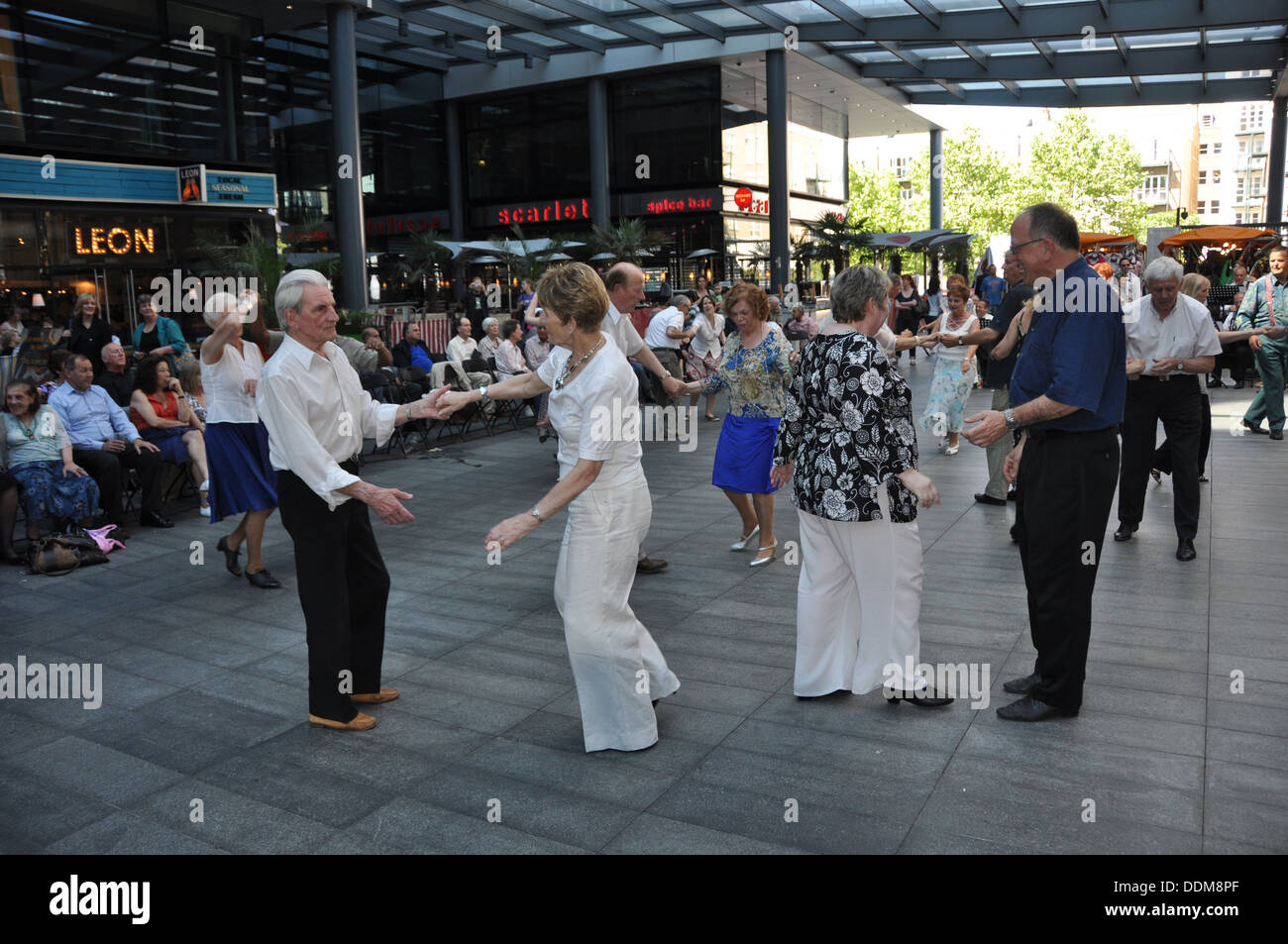AFTERNOON DANCING AT SPITAL FIELDS MARKET LONDON UK Stock Photo - Alamy