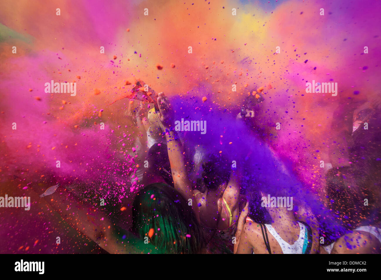 Coloured powder throwing hi-res stock photography and images - Alamy