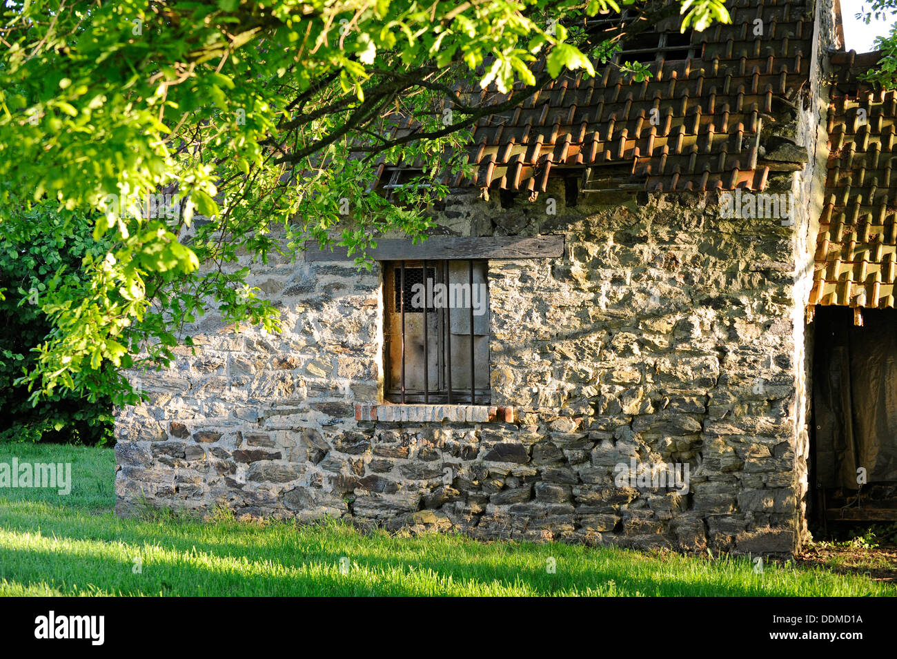 Traditional stone built barn and roman style roof tiles Stock Photo - Alamy