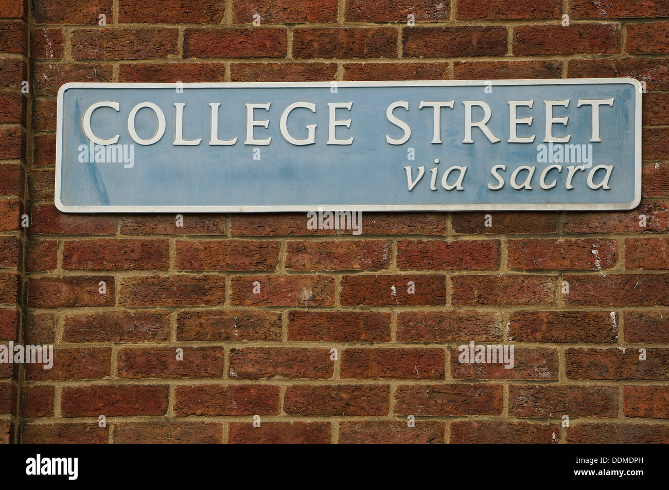 Old gloucester street road sign hi-res stock photography and images - Alamy