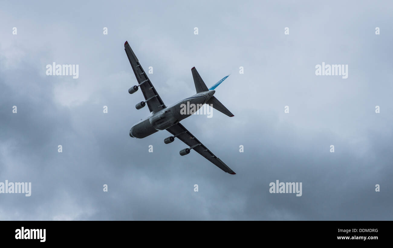 Antonov 124-100 AN 124-100 worlds biggest plane four 4 jet engines jet ...