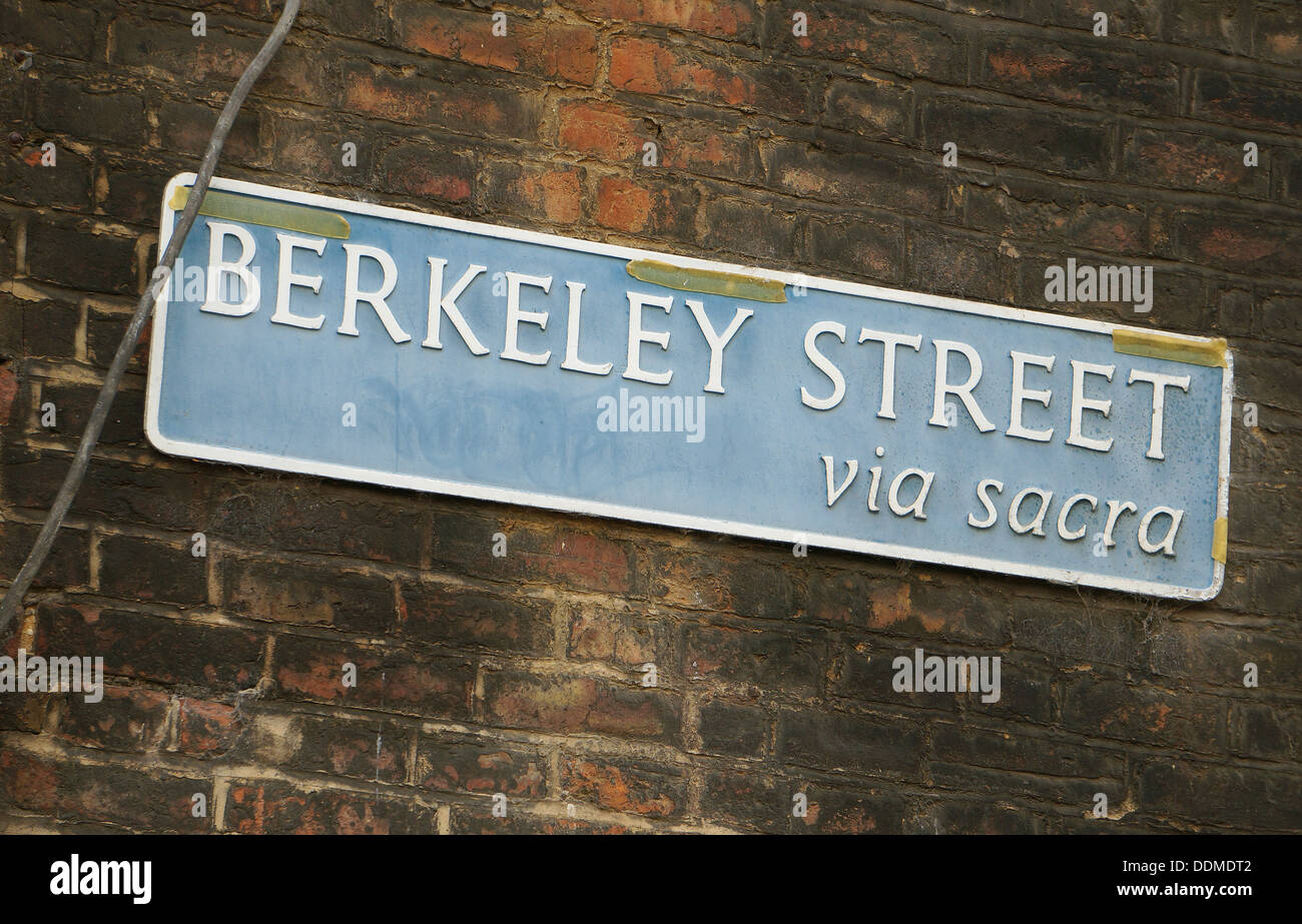 Old gloucester street road sign hi-res stock photography and images - Alamy