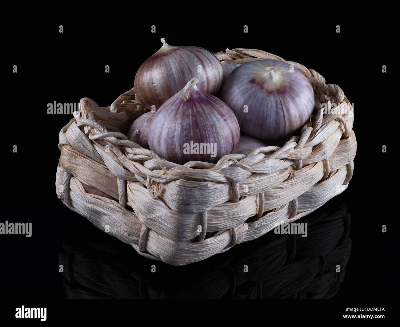 Garlic in a baske Stock Photo - Alamy