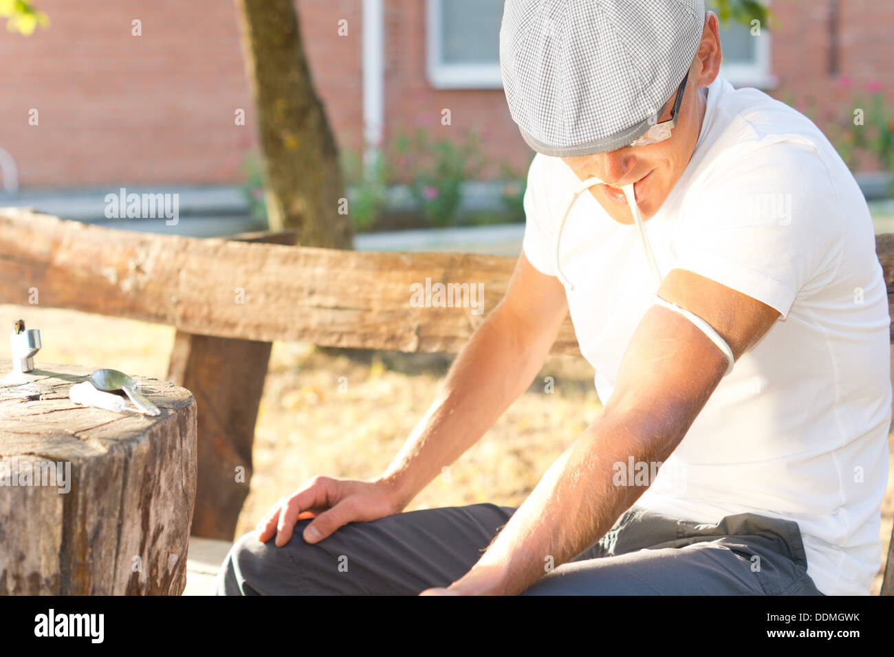 Pulling up a syringe hi-res stock photography and images - Alamy