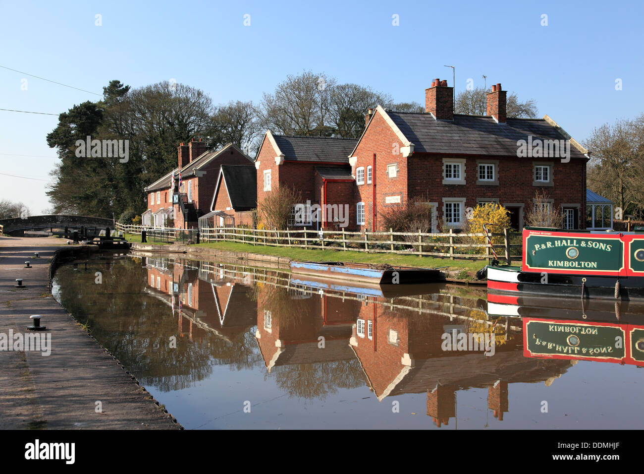 Top lock cottage hi-res stock photography and images - Alamy