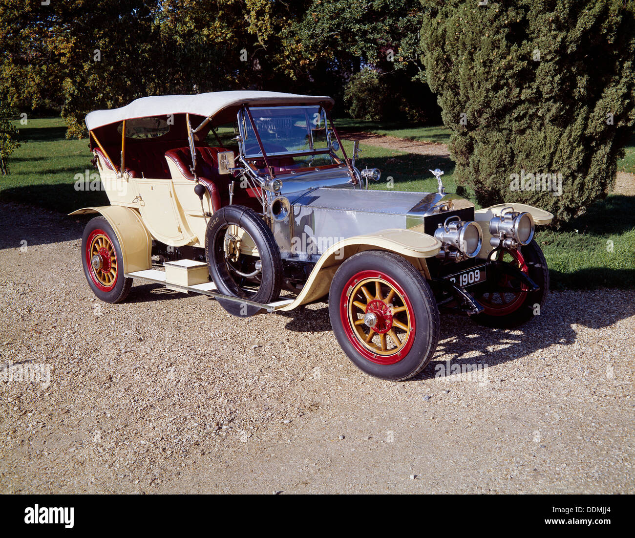 White vintage rolls royce hi-res stock photography and images - Alamy