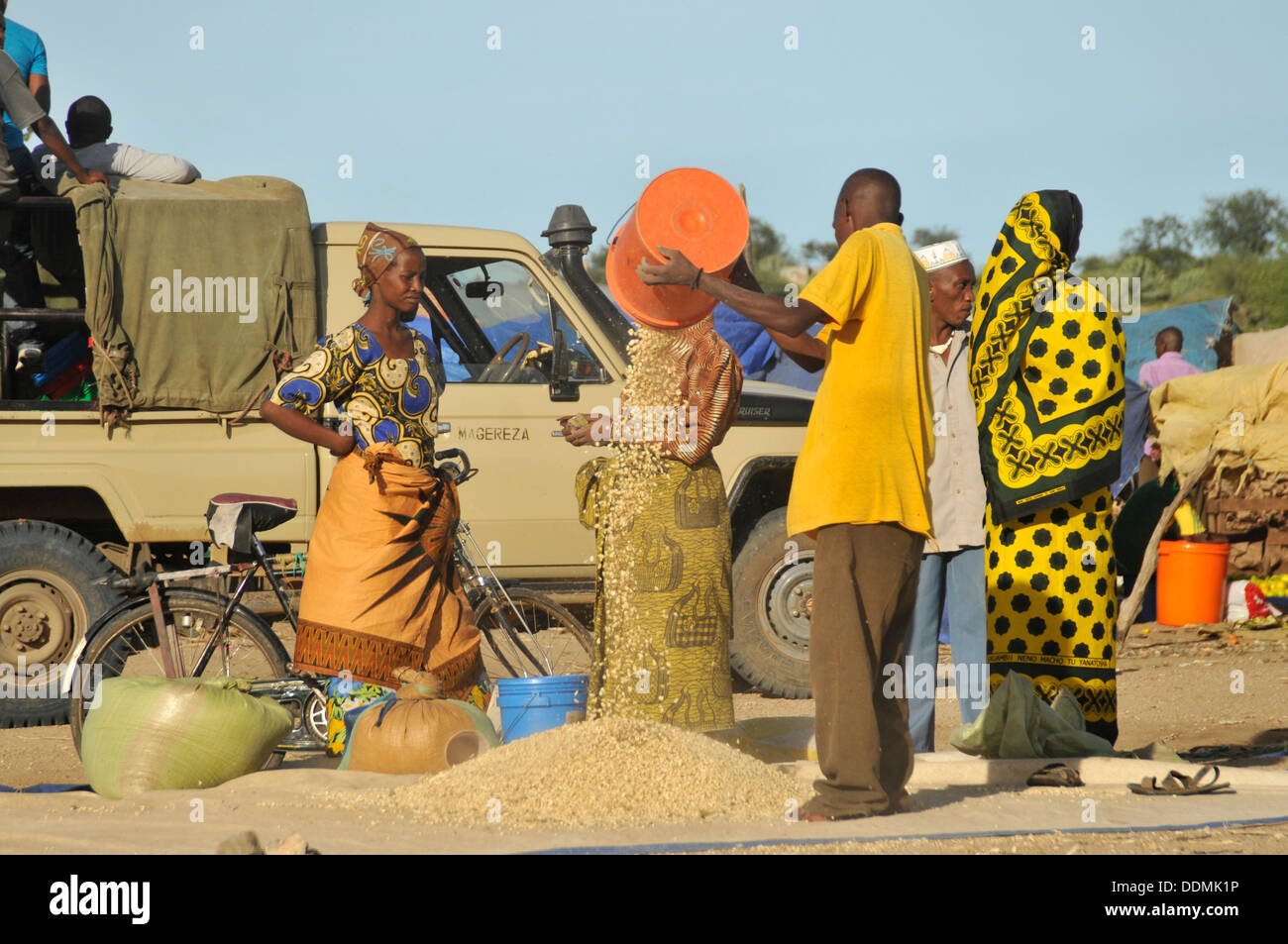 African market trader scenes Tanzania collection Stock Photo - Alamy