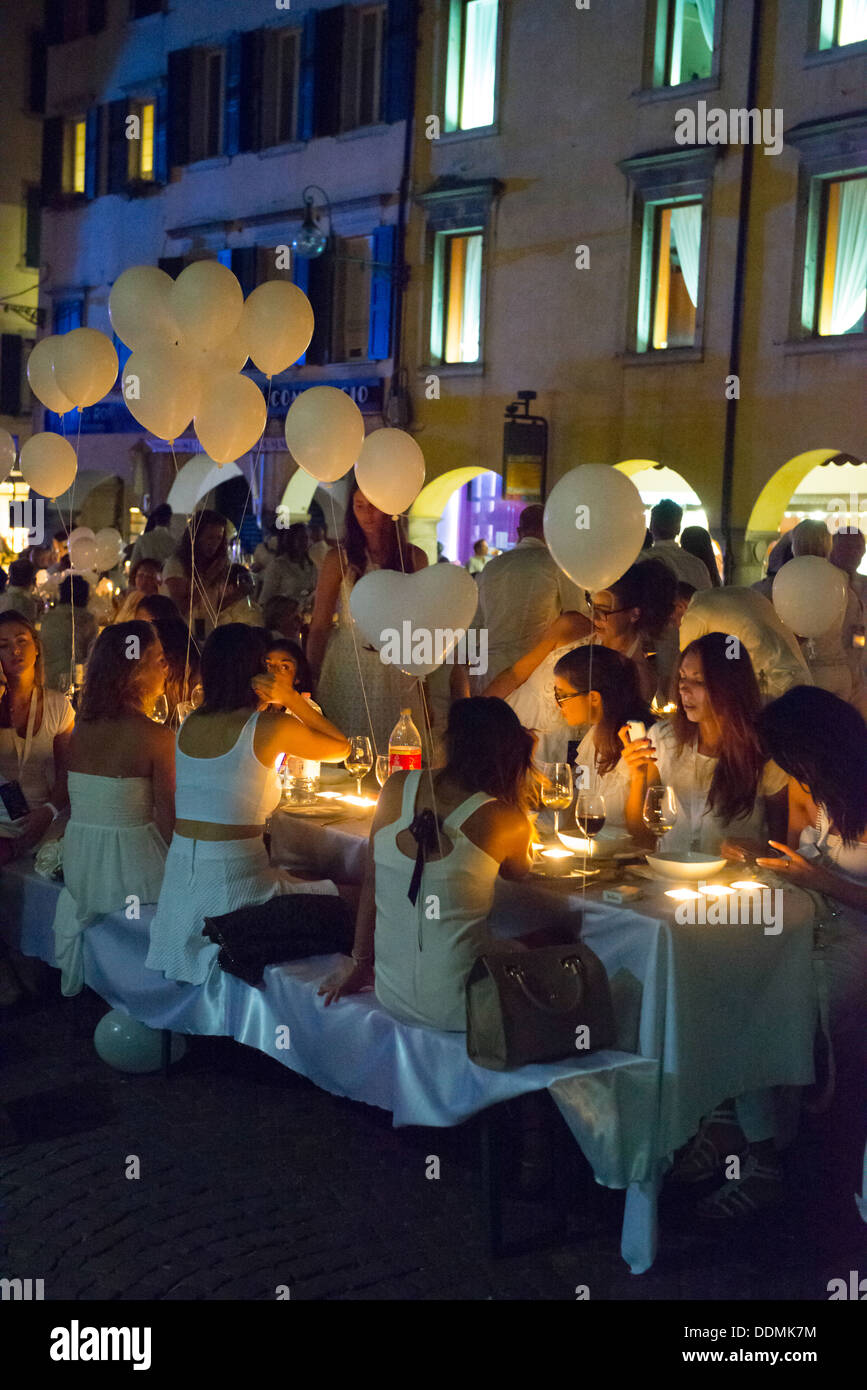 Night street party hi-res stock photography and images - Alamy