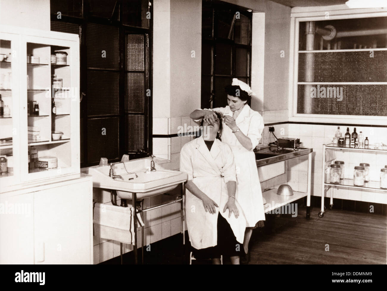 Surgery 1950s hi-res stock photography and images - Alamy