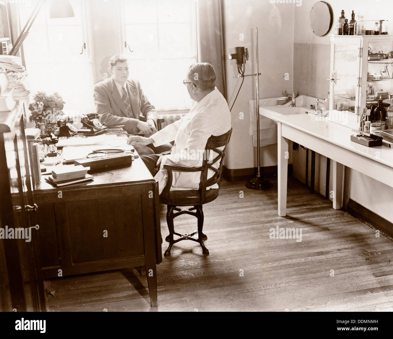 1950s doctor hi-res stock photography and images - Alamy