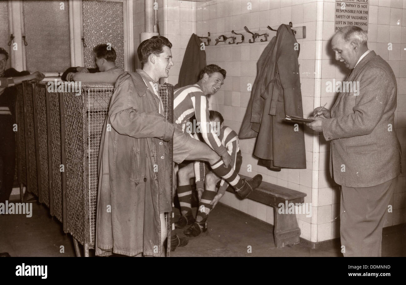 Fifties football 1950s footballers hi-res stock photography and images ...