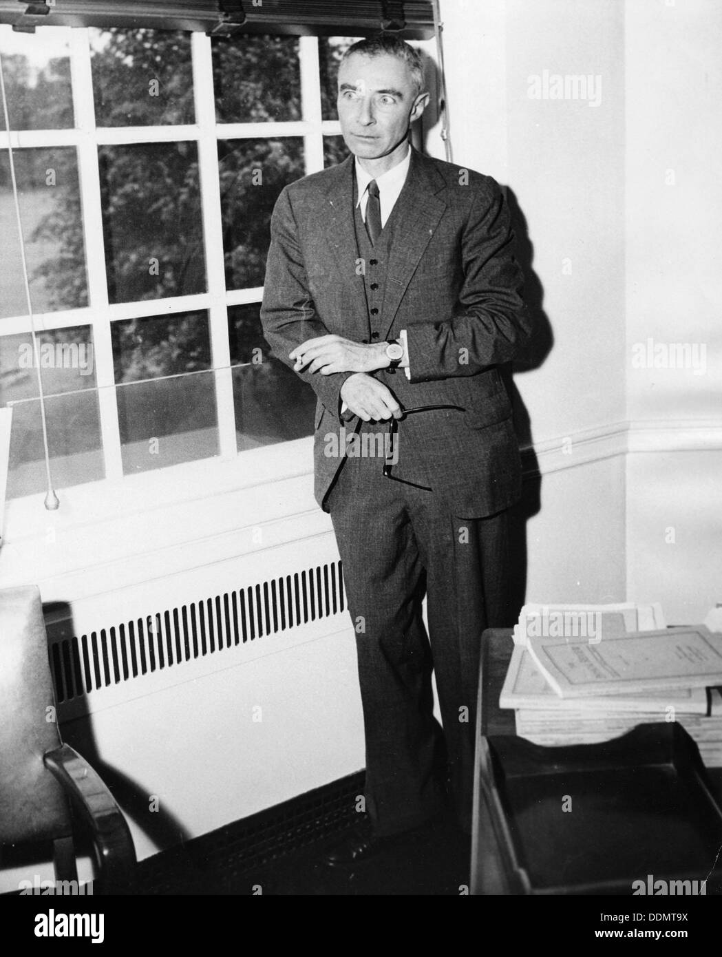 Robert oppenheimer portrait Black and White Stock Photos & Images - Alamy