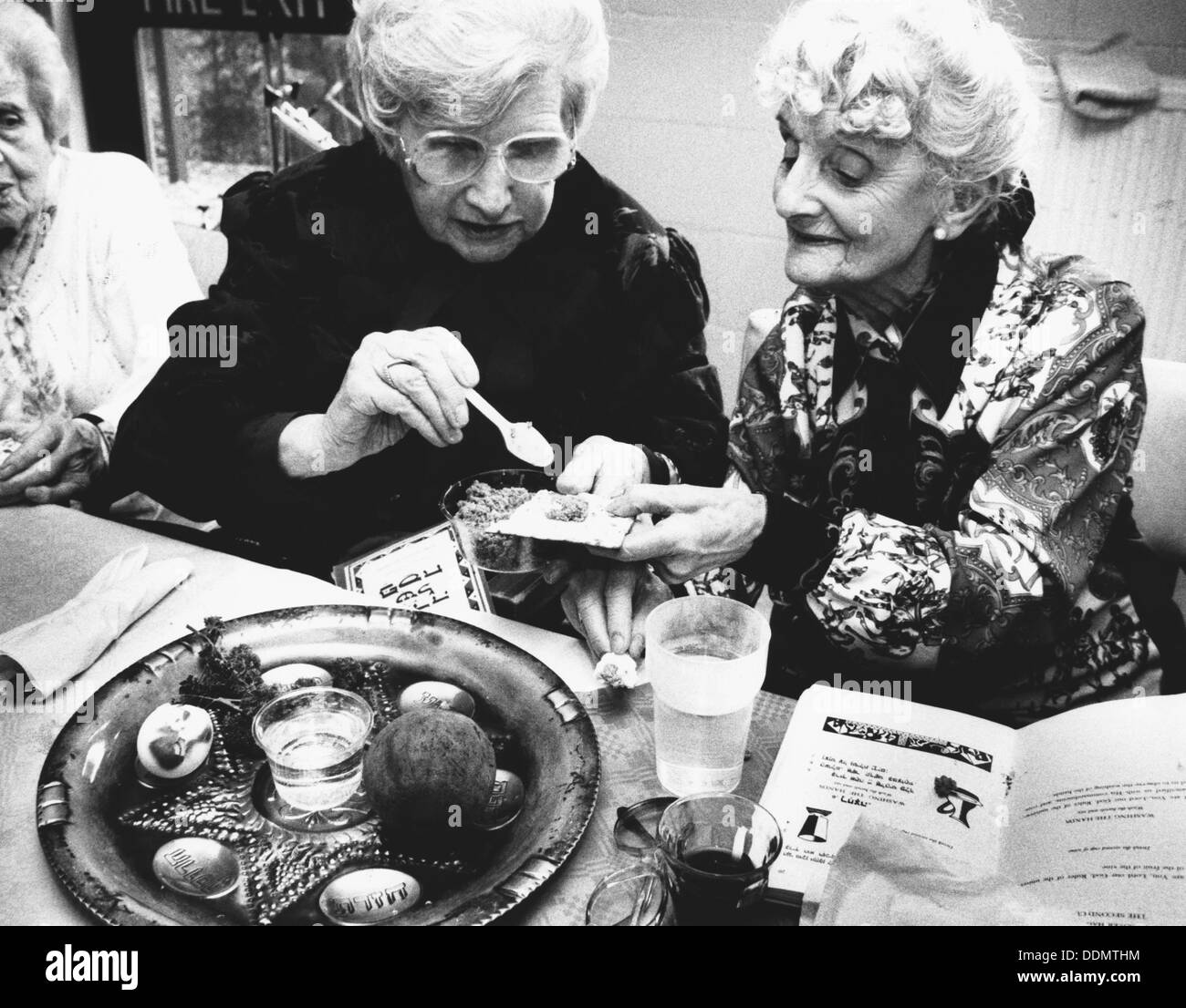 Jewish women at Passover, London, 1998. Artist: Unknown Stock Photo - Alamy