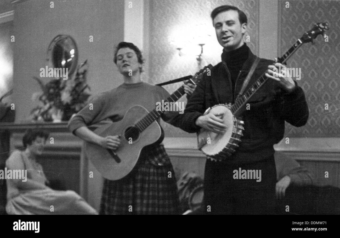 Singer male british 1950s hi-res stock photography and images - Alamy