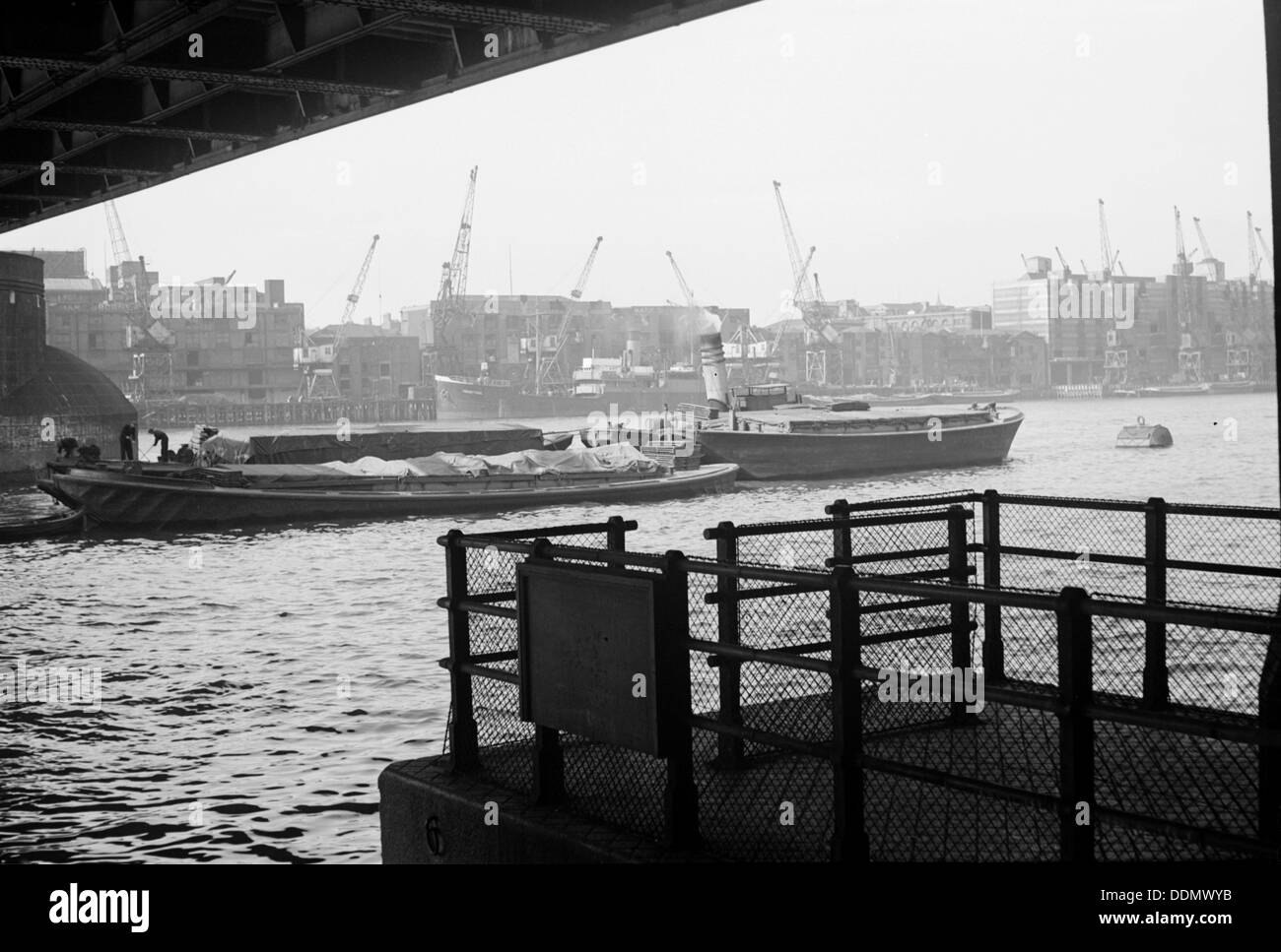 Docks london 1960s hi-res stock photography and images - Alamy