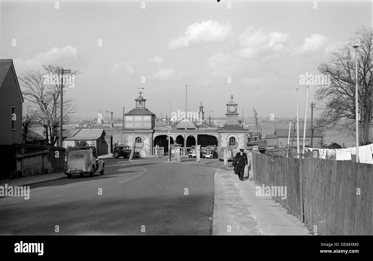 The entrance of Royal Terrace Pier, Gravesend, Kent, c1945-c1965 Artist ...