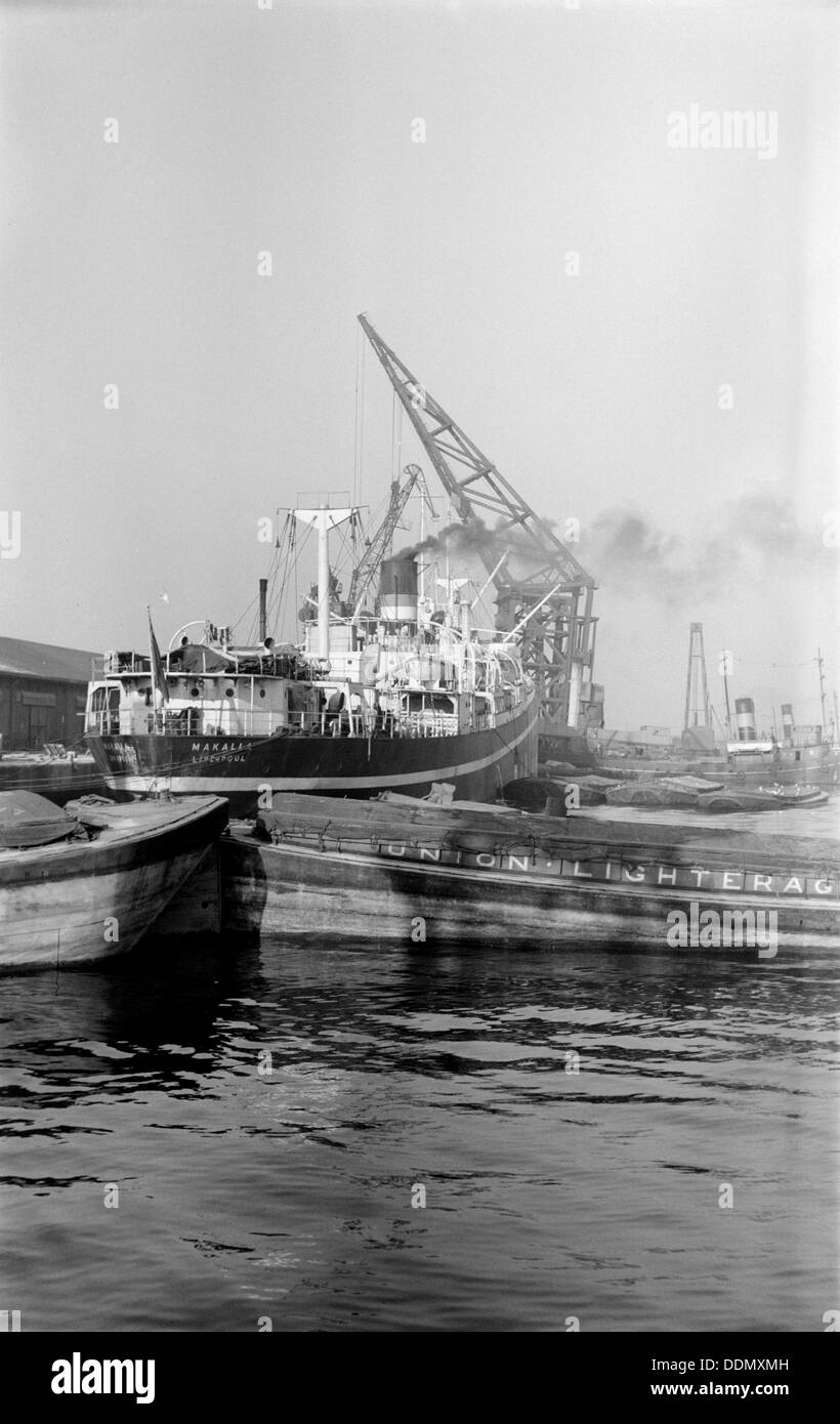 Cargo ships unloading cranes Black and White Stock Photos & Images - Alamy