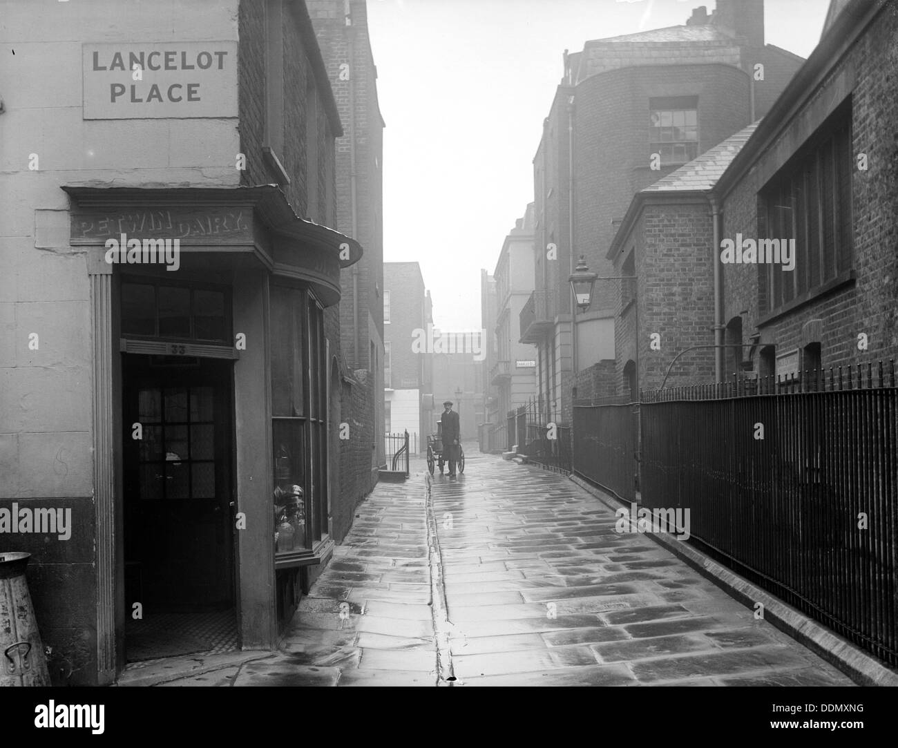 Footpath between Raphael Street and Trevor Square, Knightsbridge ...