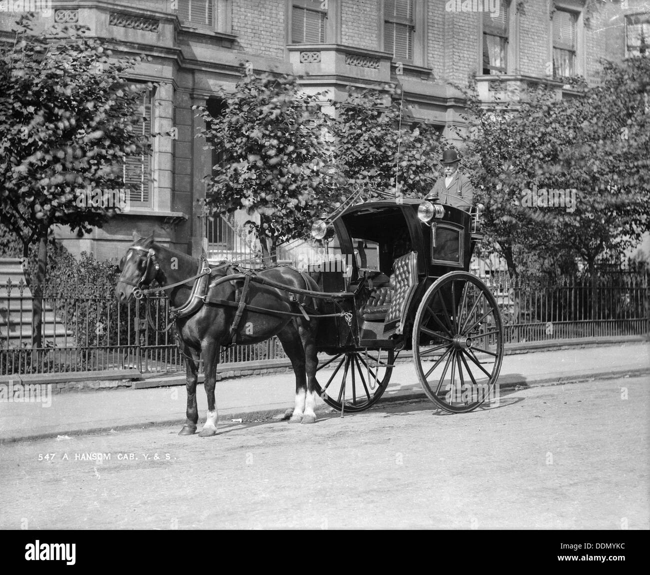 Hansom cab hi-res stock photography and images - Alamy