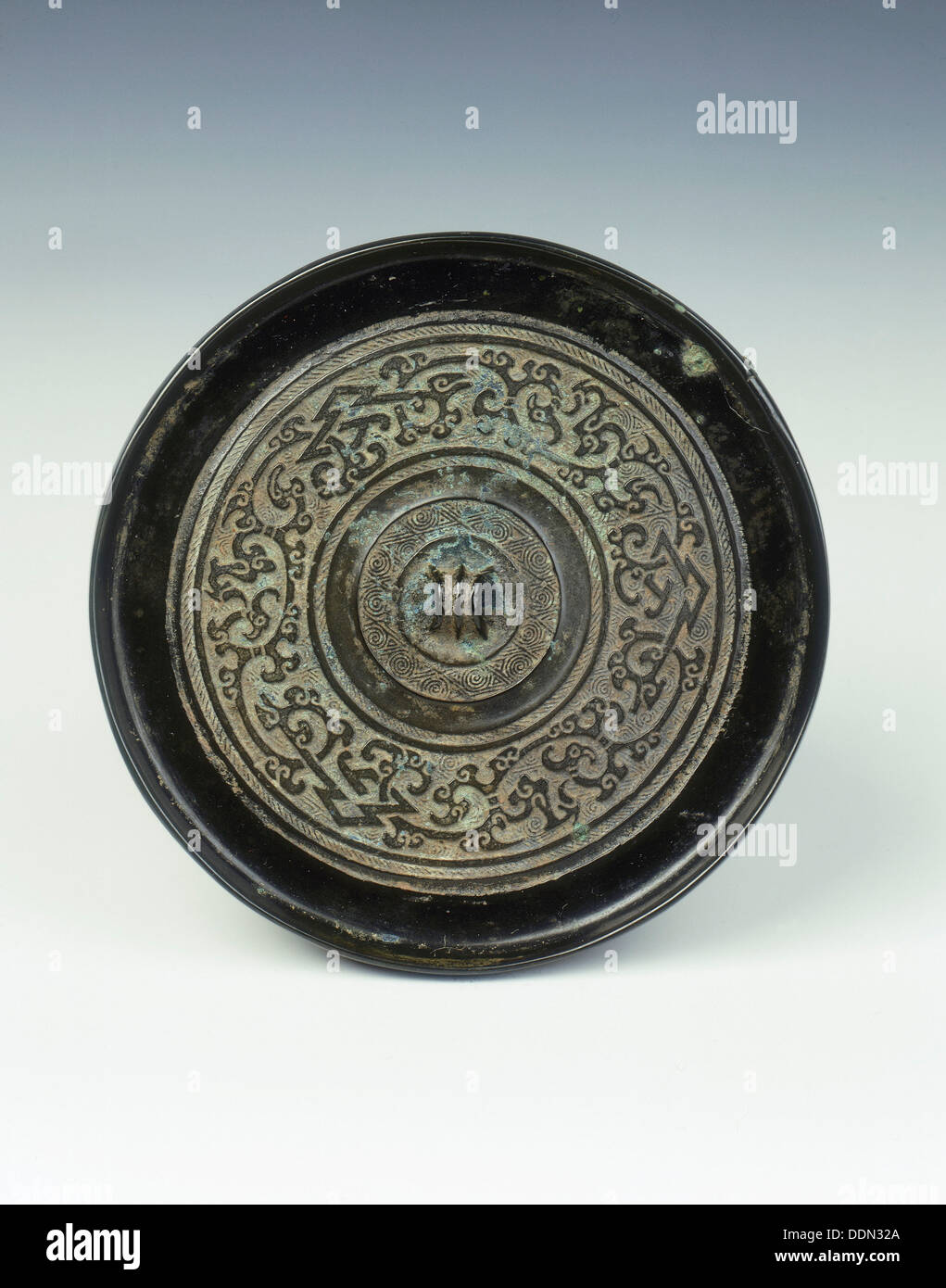 Bronze mirror with kui dragon pattern, Western Han dynasty, China, 2nd ...