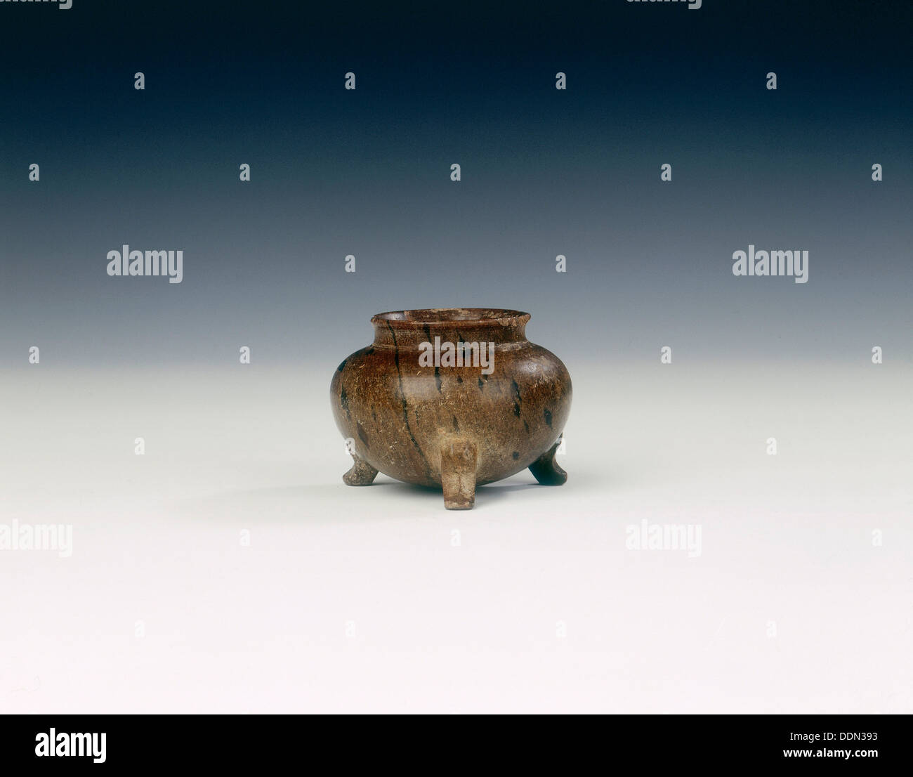 Chinese tripod hi-res stock photography and images - Alamy