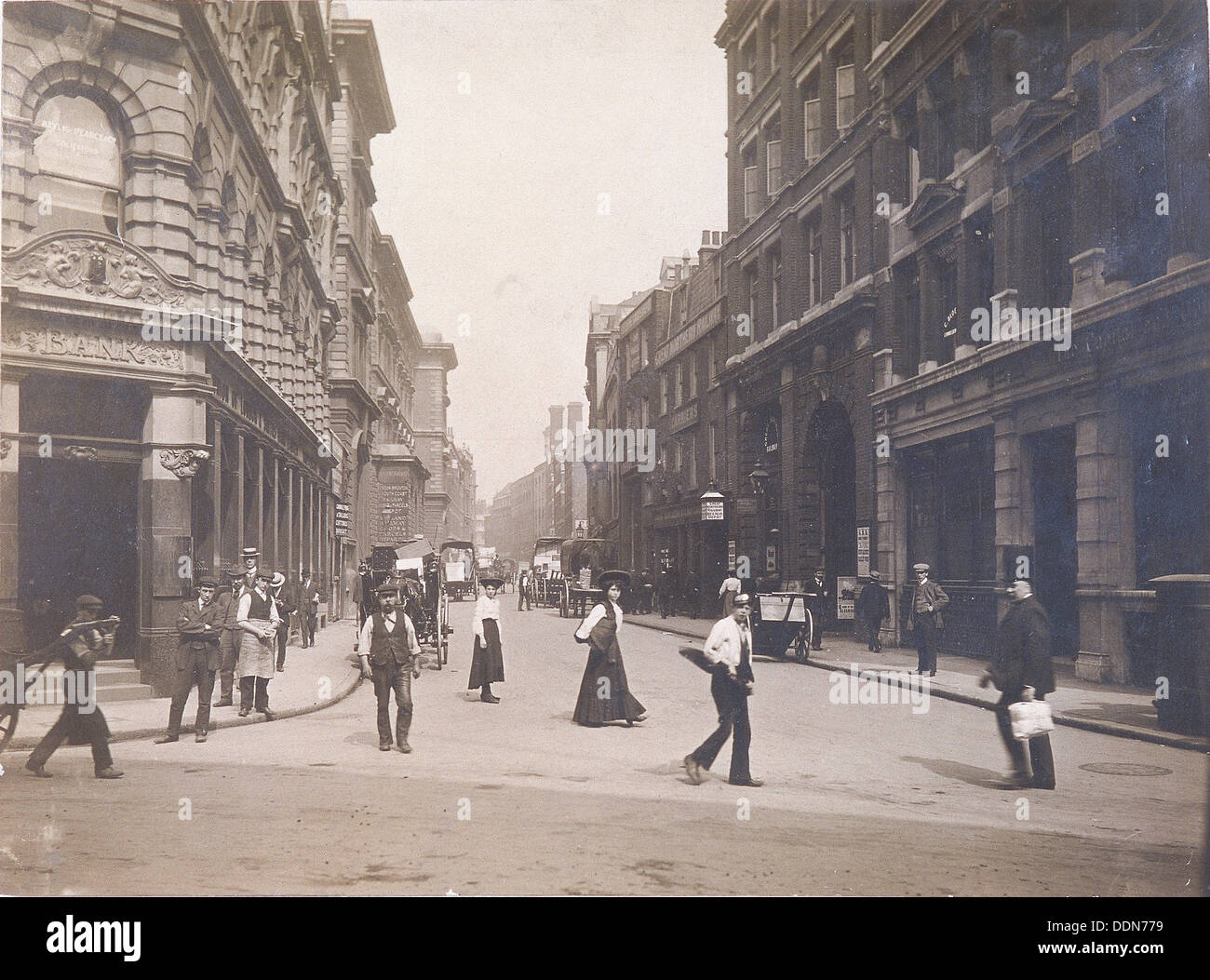 London 1920s woman hi-res stock photography and images - Alamy