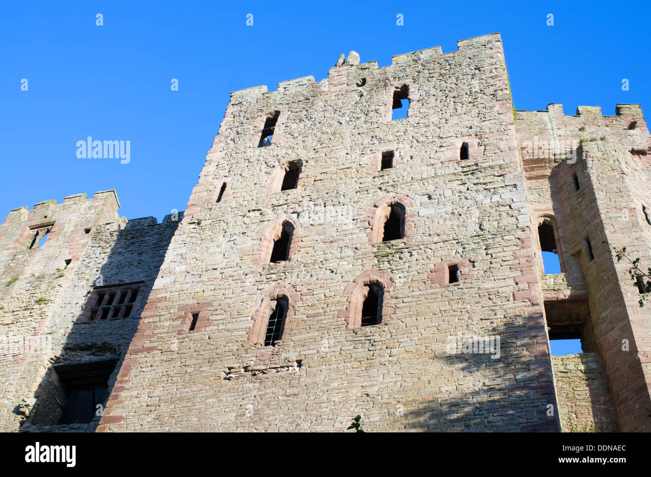 Exterior castle walls hi-res stock photography and images - Alamy