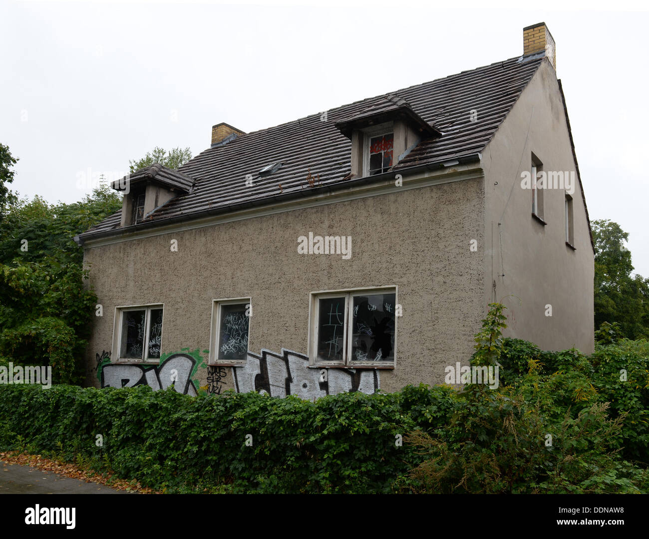 ILLUSTRATION - An empty house is seen behind bushes and weeds in Geltow ...