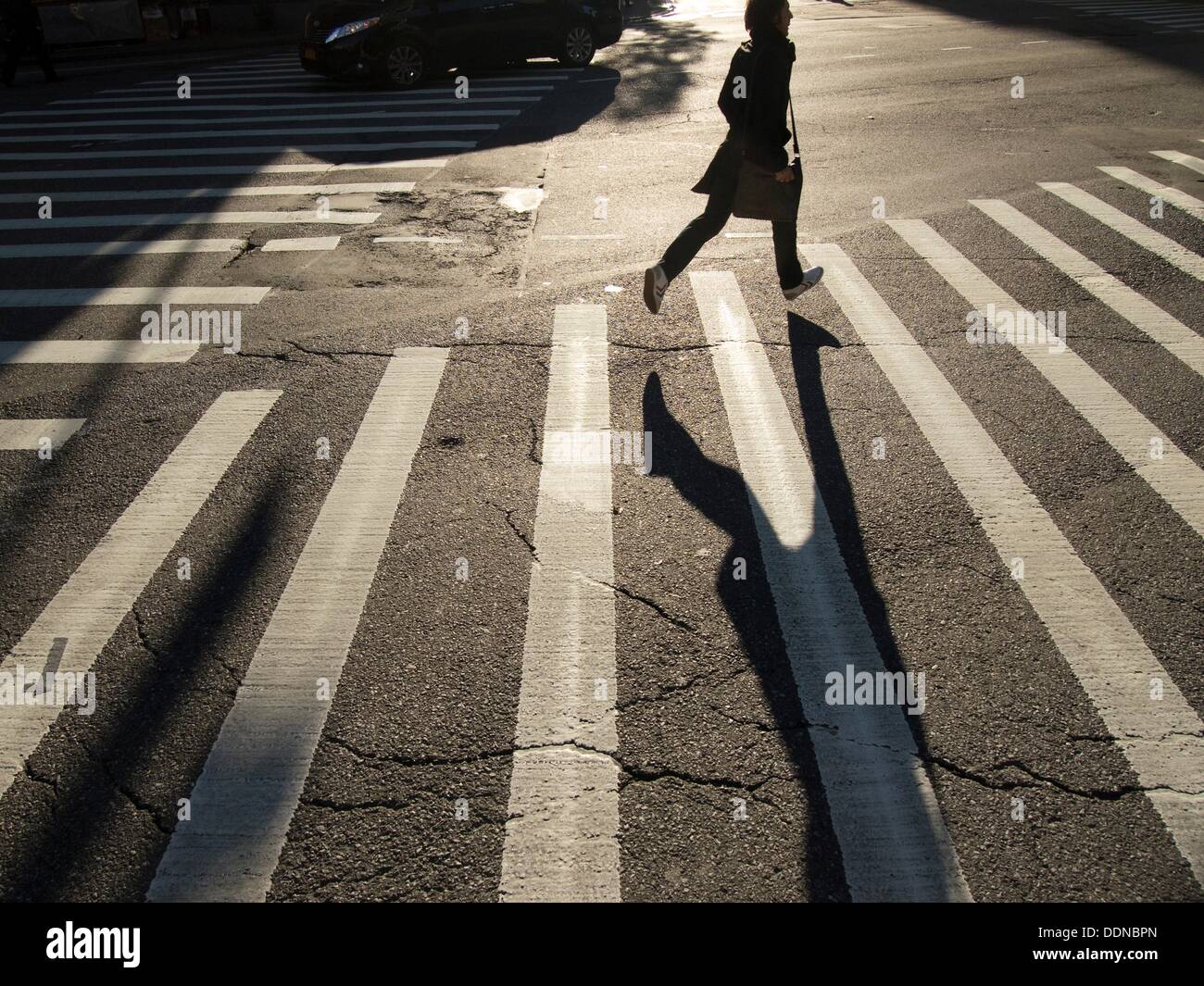 Running across road city pedestrian hi-res stock photography and images ...
