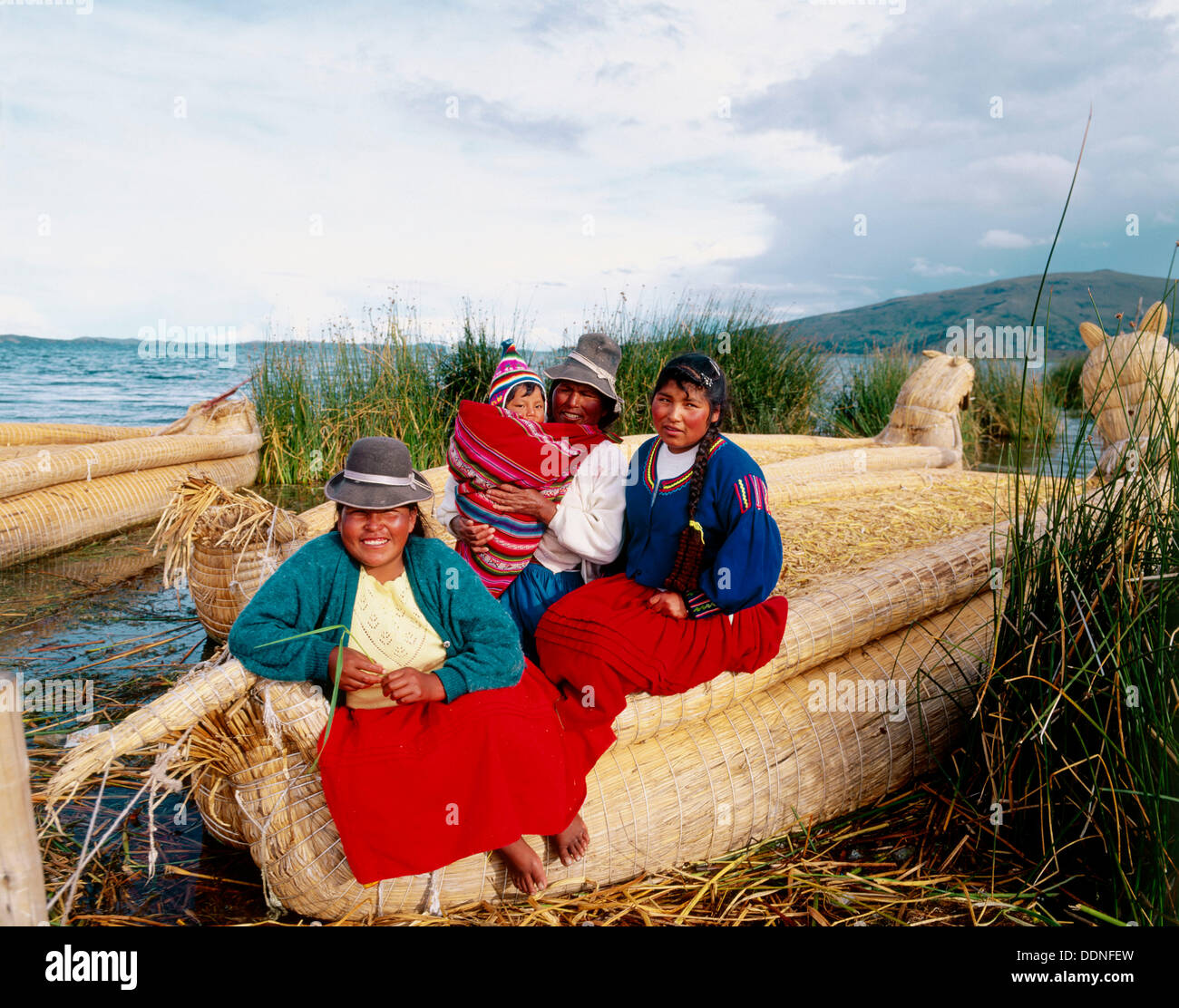 Native american indian boat hi-res stock photography and images - Alamy