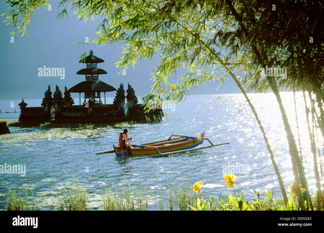 Lake baratan ulun danu temple hi-res stock photography and images - Alamy