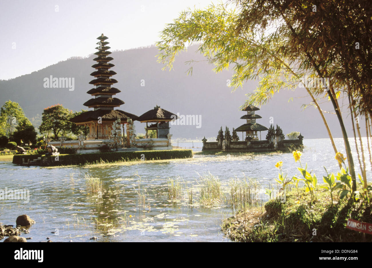 Lake baratan ulun danu temple hi-res stock photography and images - Alamy