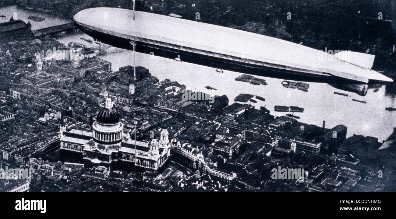 W airship dirigible hi-res stock photography and images - Alamy