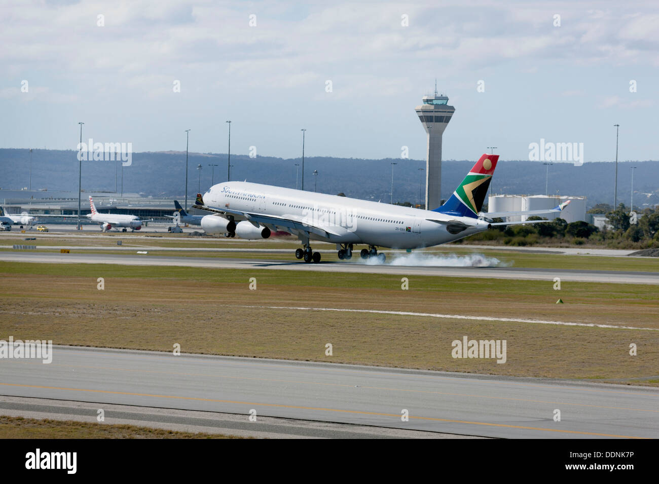South African Airways Airbus A340-300 landing at Perth Airport, Western ...