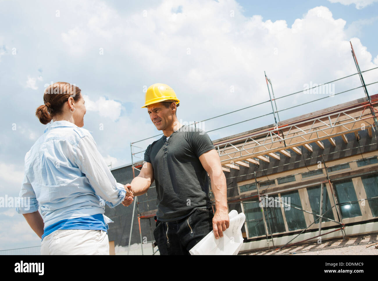 Construction workers shaking hands hi-res stock photography and images ...
