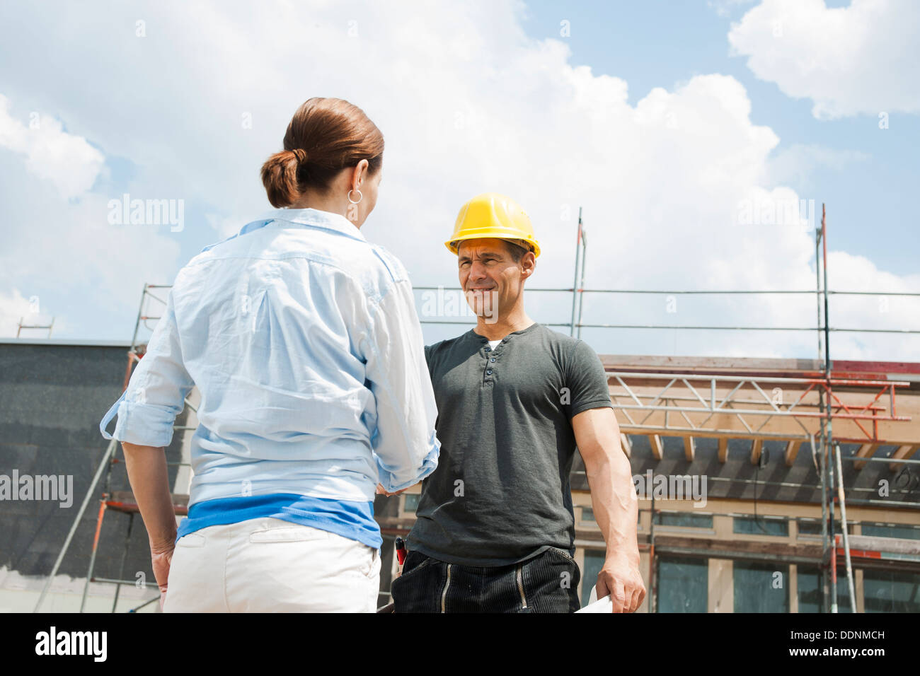 Construction workers shaking hands hi-res stock photography and images ...