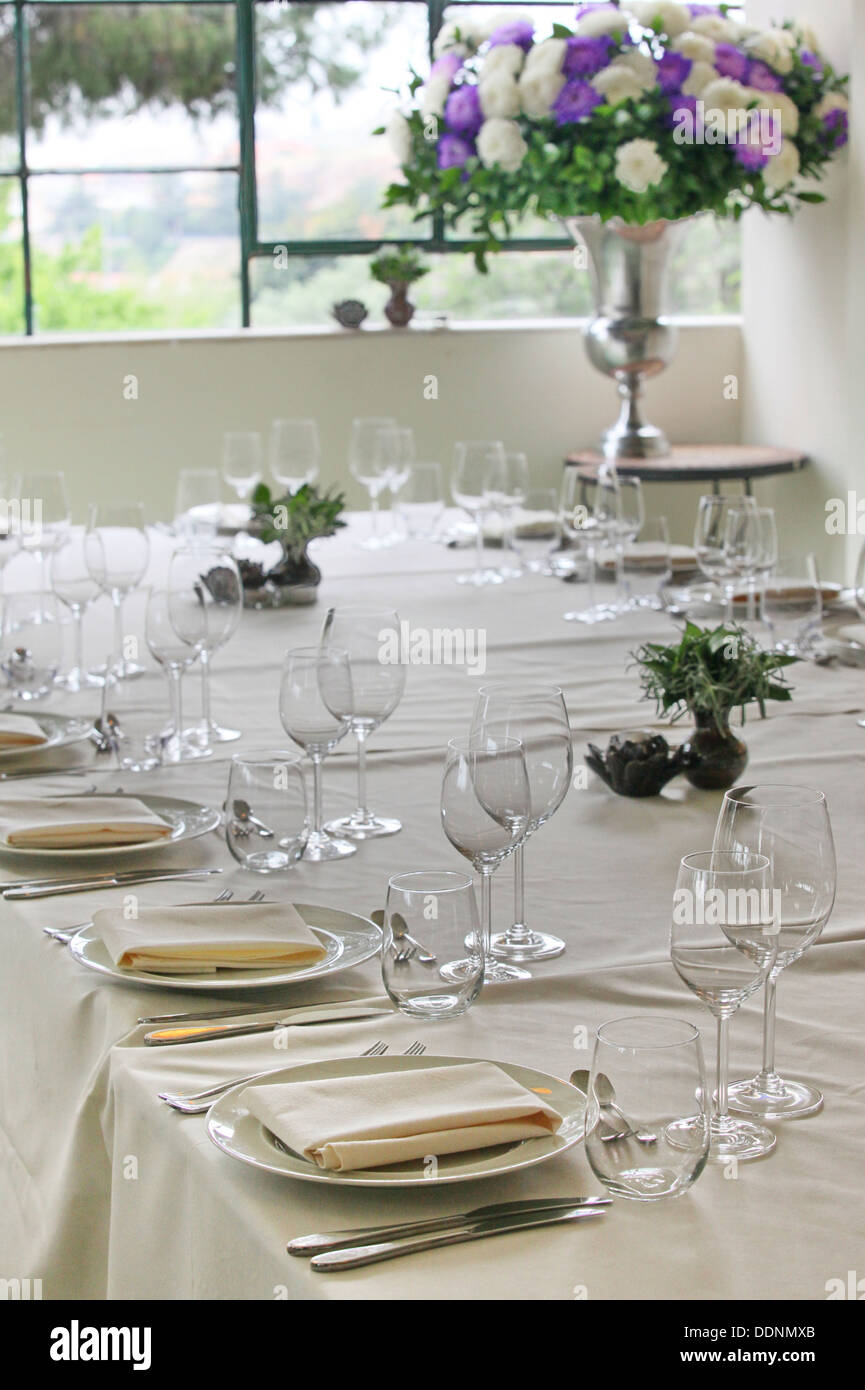 Festive table setting hi-res stock photography and images - Alamy