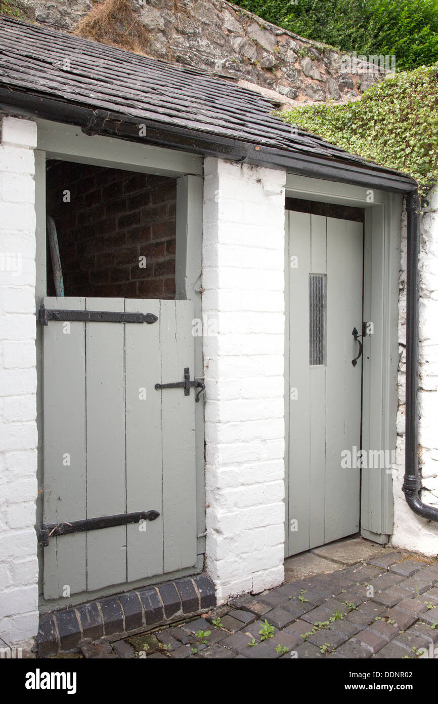 Outhouse toilet uk hi-res stock photography and images - Alamy